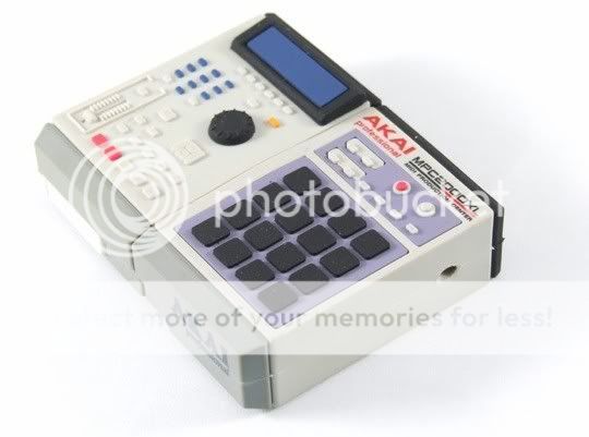 AKAI MPC2000XL & EMU SP1200 Flash Drives | Vapordrawing with vibration